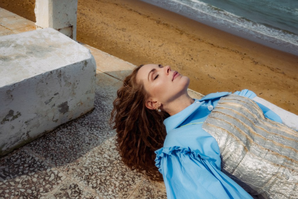 Tutmayı bırakıp var olanı karşılamak: Lara Di Lara ile yeni albümü ...